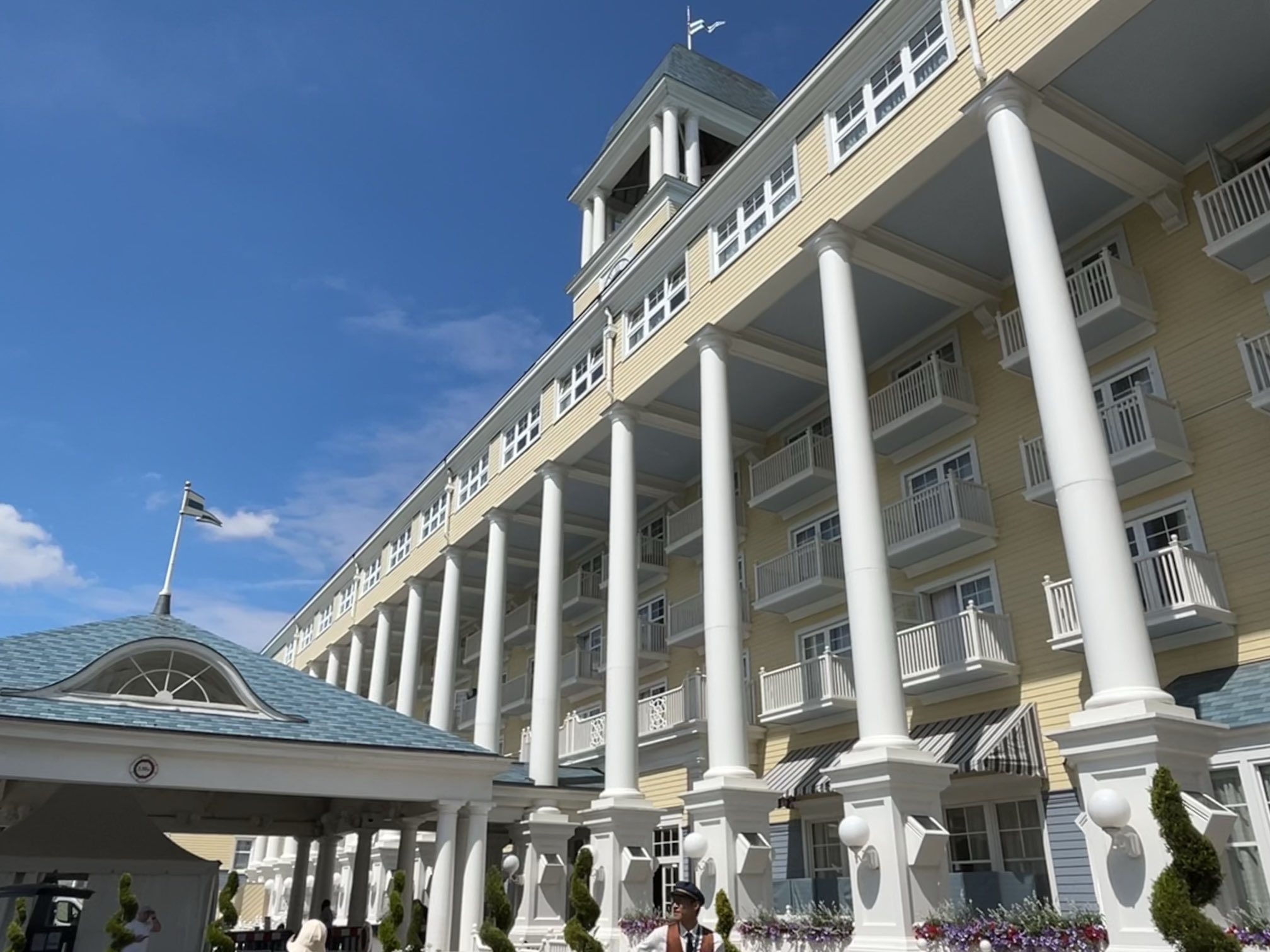 ディズニーランド・パリ｜有料観覧席から楽しむ最新ドローンショー「Disney Electrical Sky Parade」